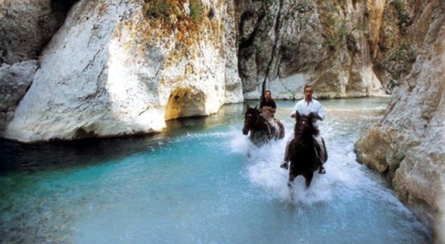 Ο θρυλικός ποταμός Αχέροντας που μαγεύει τον επισκέπτη