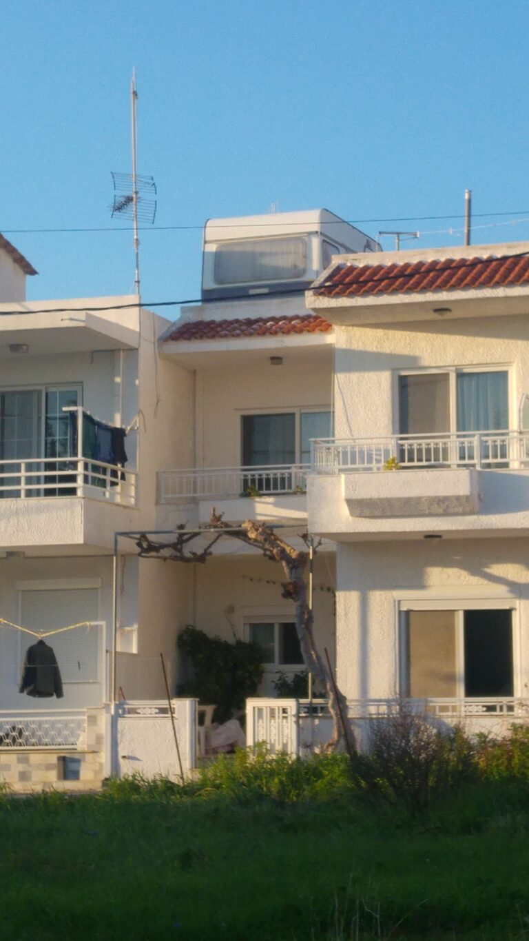 25 εξωφρενικές αυθαίρετες κατασκευές που βρίσκονται στην Ελλάδα | Τι ...