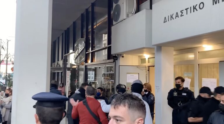 Πέραμα: Με χειροπέδες στα δικαστήρια οι 7 αστυνομικοί - «Είστε ήρωες ...
