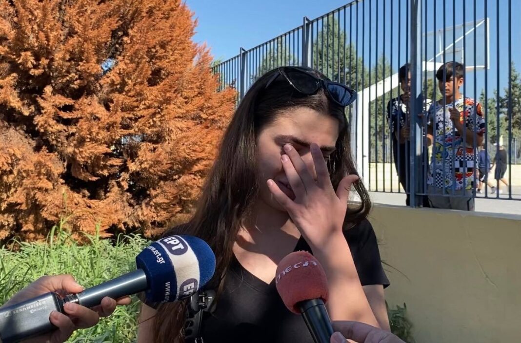 Μαθήτρια ξέσπασε σε κλάματα για τον 16χρονο Μιχάλη που έχασε τη ζωή του ...
