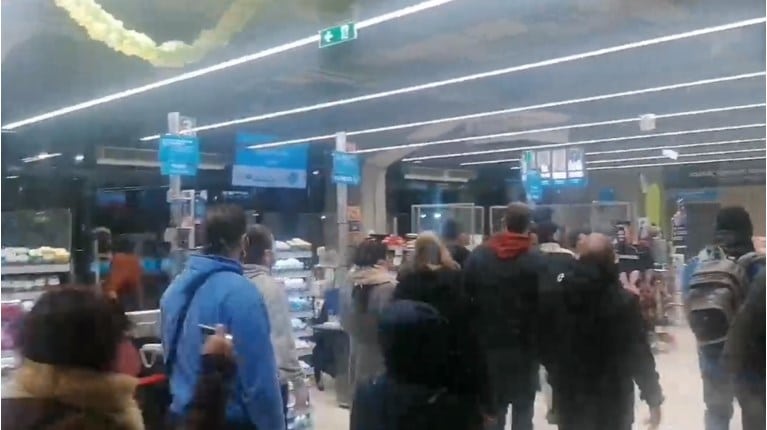 Παρέμβαση Ρουβίκωνα σε σούπερ μάρκετ ΑΒ Βασιλόπουλος στο Αιγάλεω ...