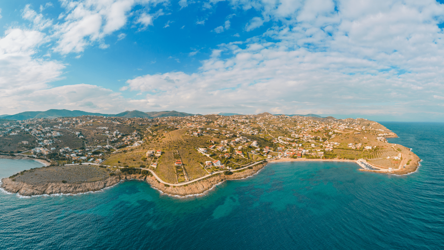 Η κρυφή παραλία της ανατολικής Αττικής με τα κρυστάλλινα νερά και το ...