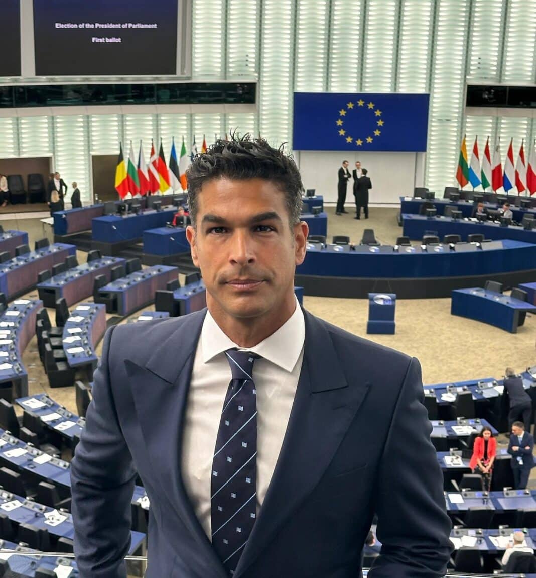 Νίκος Αναδιώτης: Η πρώτη εμφάνιση στο Ευρωπαϊκό Κοινοβούλιο με γραβάτα ...