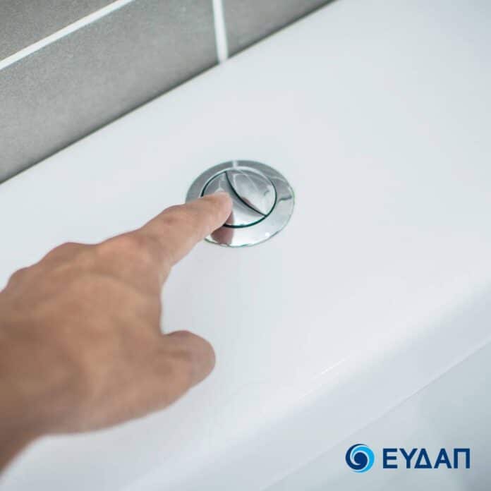 Πολλοί άνθρωποι νομίζουν ότι αυτά τα δυο κουμπιά στο καζανάκι κάνουν το ...