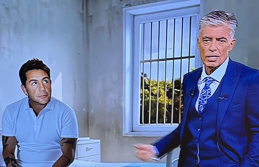 Ο Νίκος Ευαγγελάτος στο... δωμάτιο του Γιώργου Μαζωνάκη στο Δρομοκαΐτειο