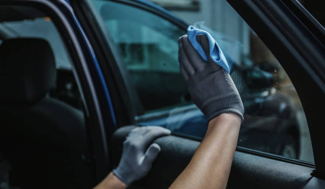 Πως να καθαρίζετε σωστά τα τζάμια του αυτοκινήτου σας ώστε να μην ...