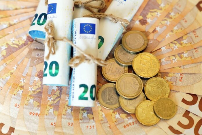Συνταξιούχοι, τσεκάρετε τους λογαριασμούς: Έρχονται αναδρομικά έως 8. ...