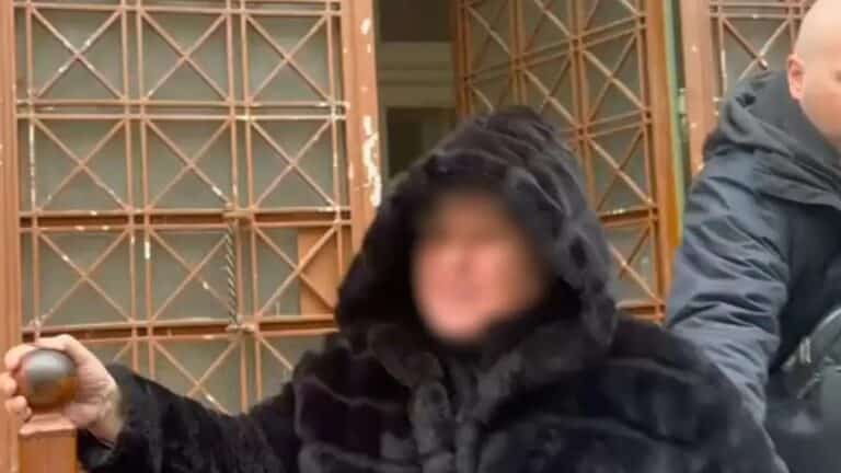Σέρρες: Σοκάρει ο σύζυγος της καθηγήτριας που έκανε «μούμια» τον μαθητή ...